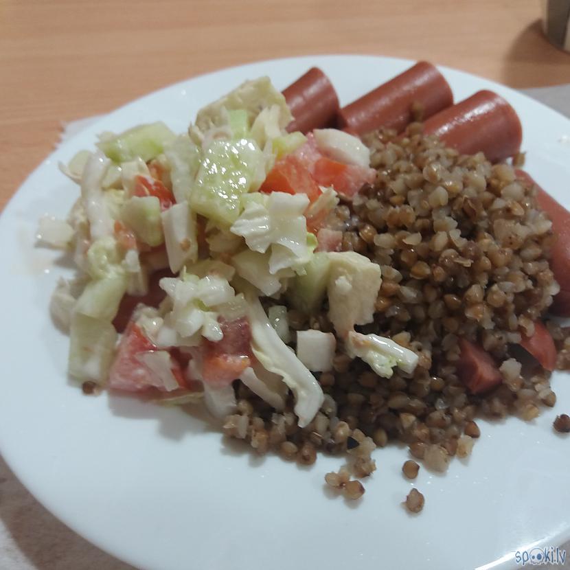 Pusdienas darba vietā. - Spoki