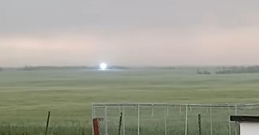 VIDEO Kanādā izdodas nofilmēt lodveida zibeni, kas radās pēc zibens ...